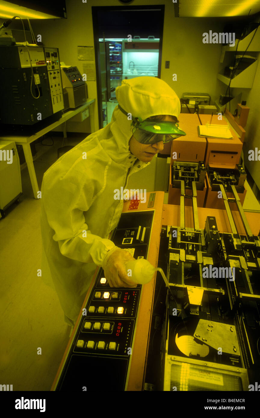 worker in clean room semiconductor environment Stock Photo - Alamy
