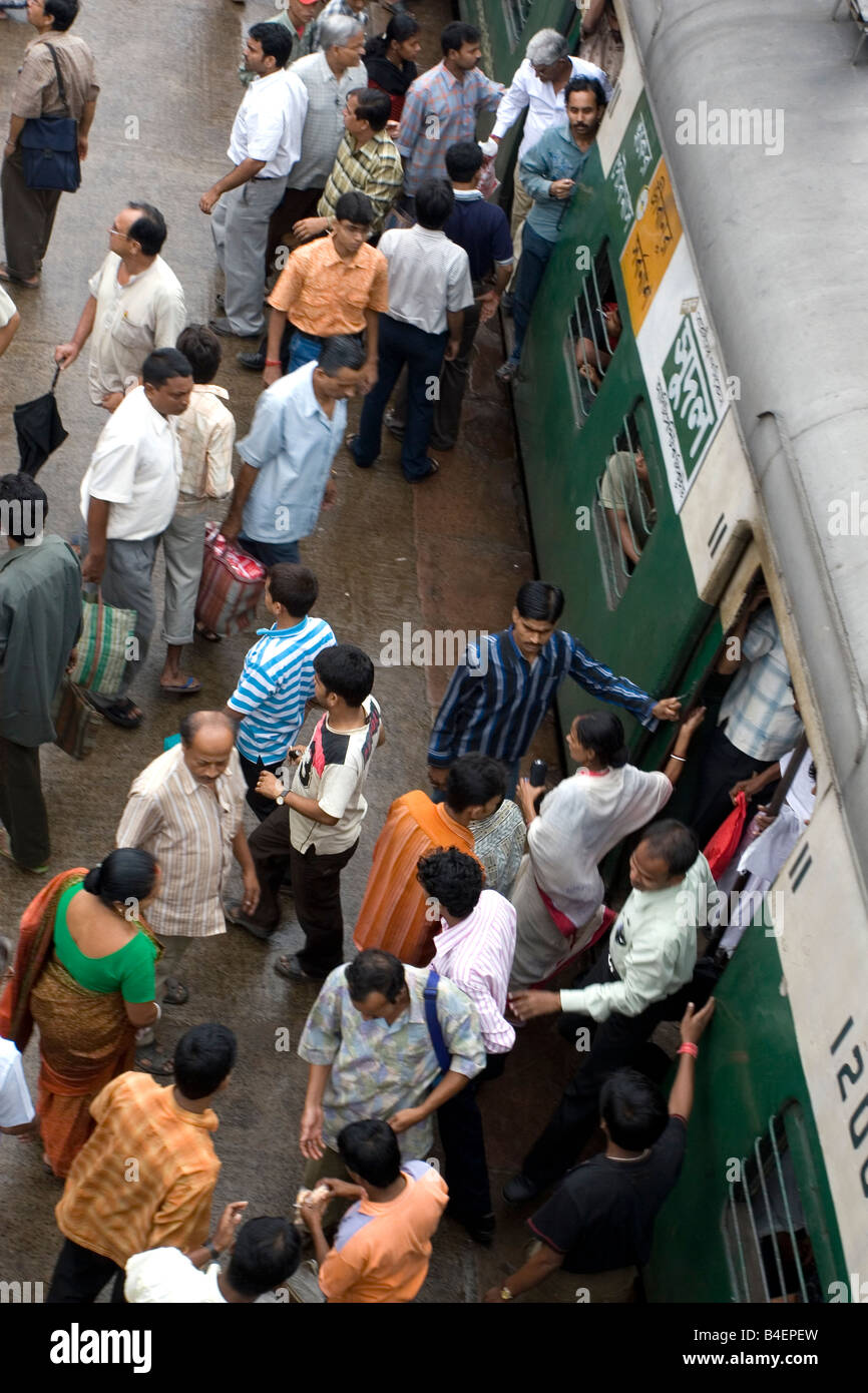 Kolkata local train hi-res stock photography and images - Alamy