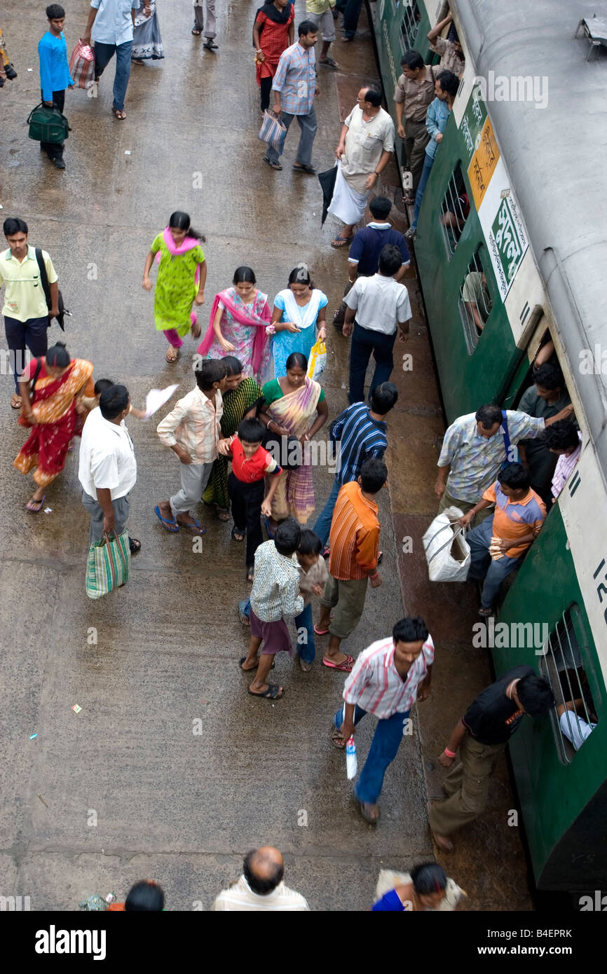 Indian train crowd hi-res stock photography and images - Alamy