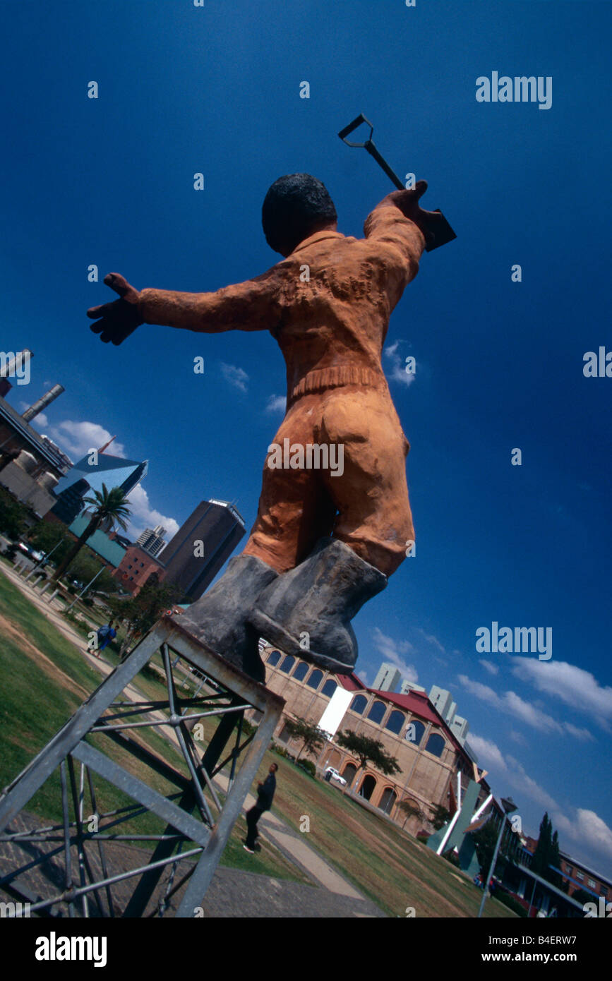 Statue of work workers hi-res stock photography and images - Alamy