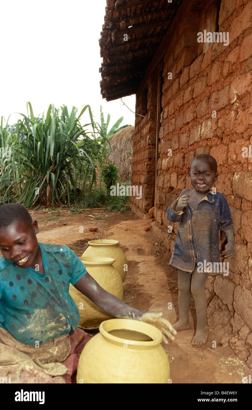 African making clay pots hi-res stock photography and images - Alamy