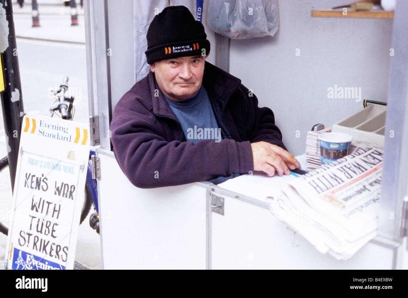 Newsstand london hi-res stock photography and images - Alamy