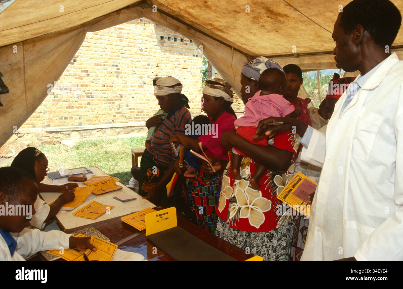 Mothers and babies at a mobile clinic in Rwanda Stock Photo - Alamy