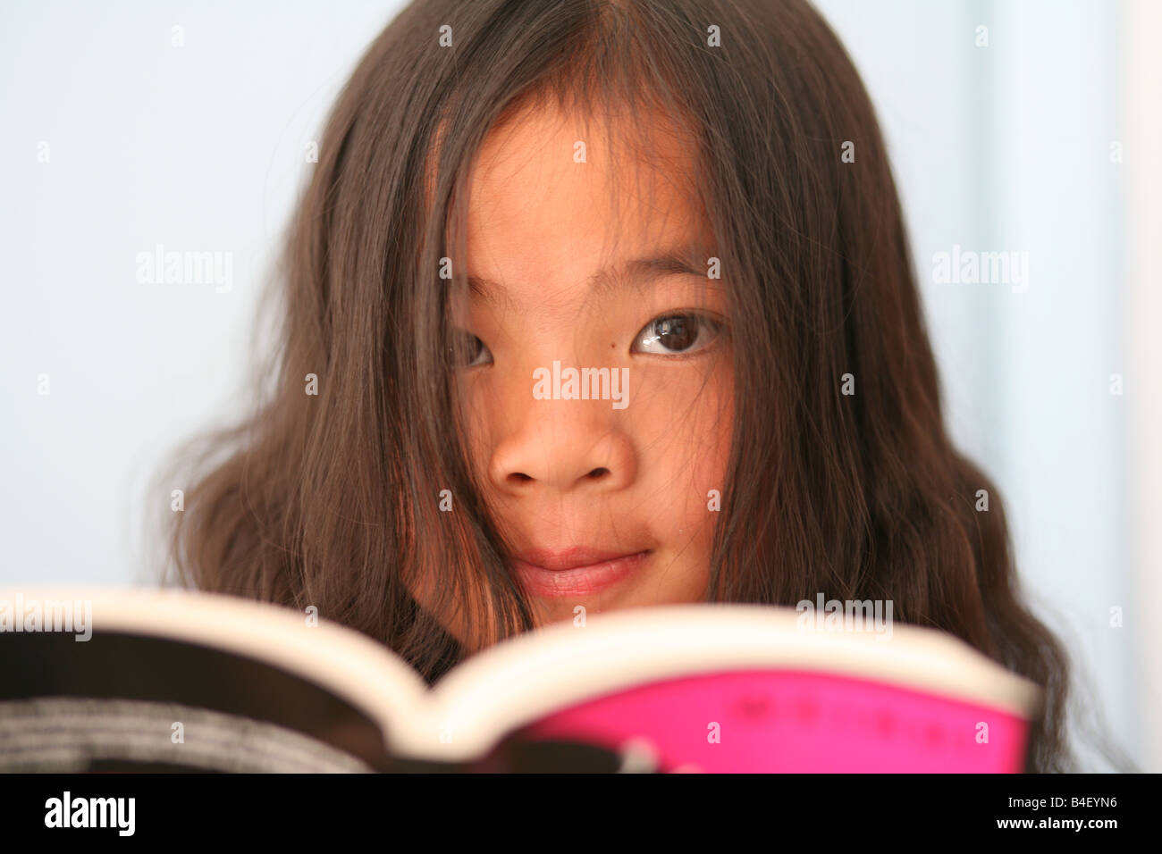 chinese child reading a book Stock Photo - Alamy