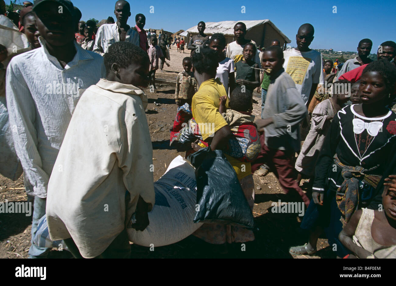 People displaced by the civil war at a camp in Angola Stock Photo - Alamy