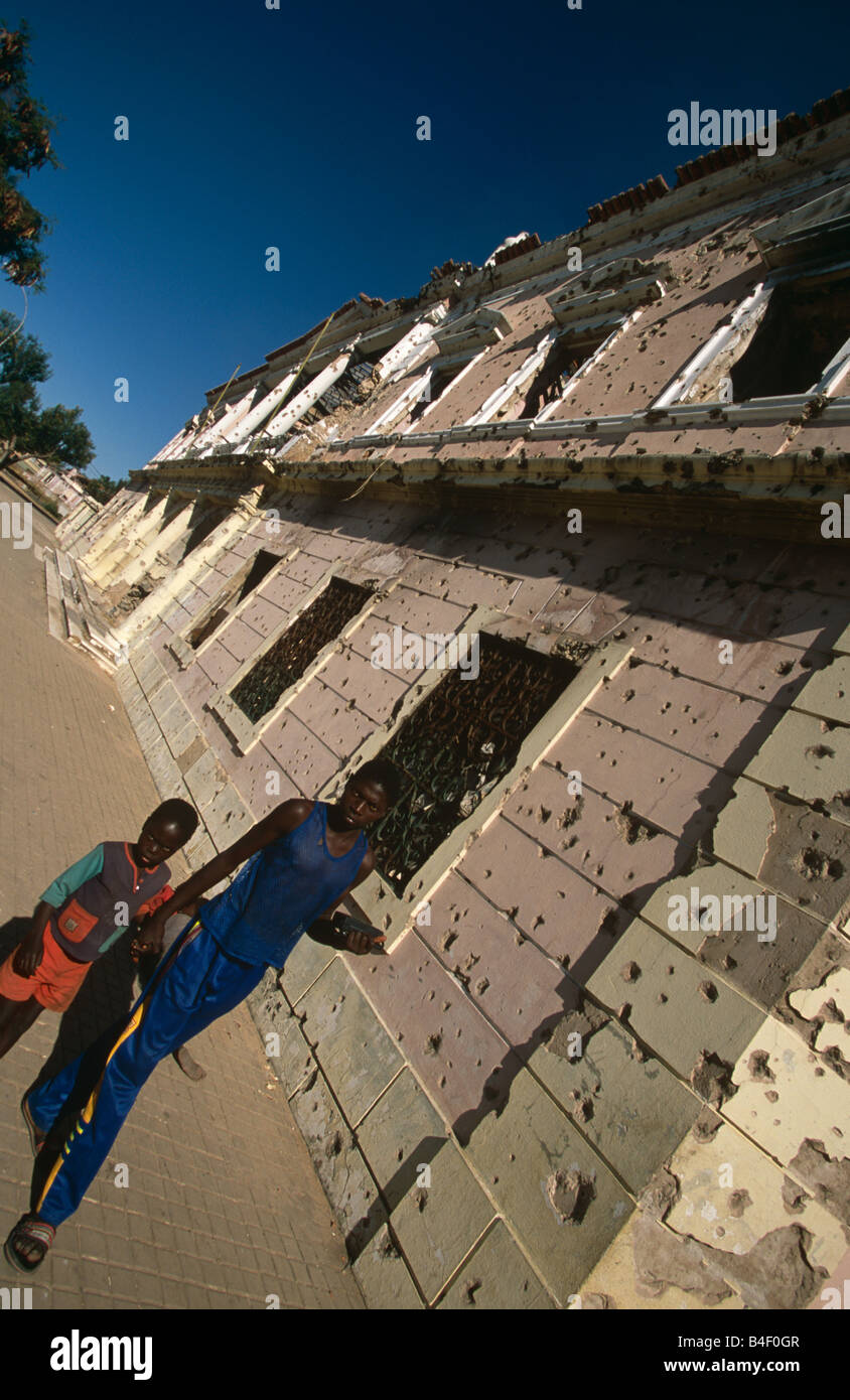 Angola building civil war hi-res stock photography and images - Alamy