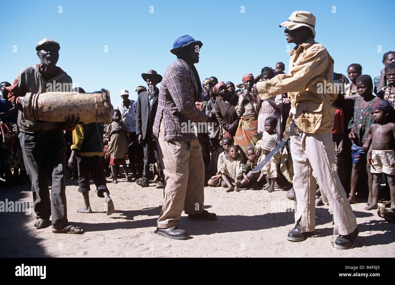 Landmine awareness at a displaced people's camp in war-ravaged Angola ...