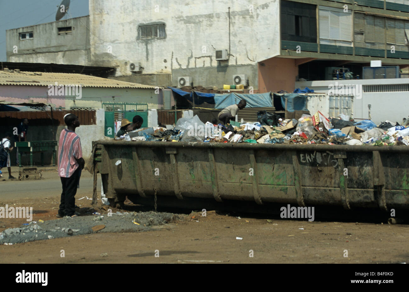 Dumpsite children hi-res stock photography and images - Alamy