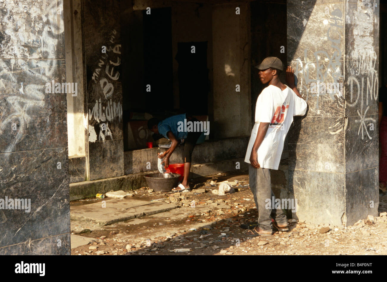 People sheltering at a war-ravaged building in Angola Stock Photo - Alamy