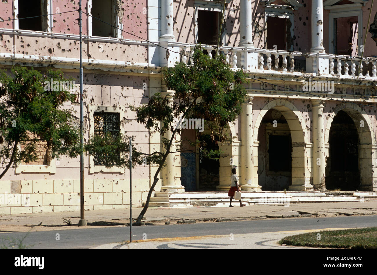 Bullet riddled building hi-res stock photography and images - Alamy