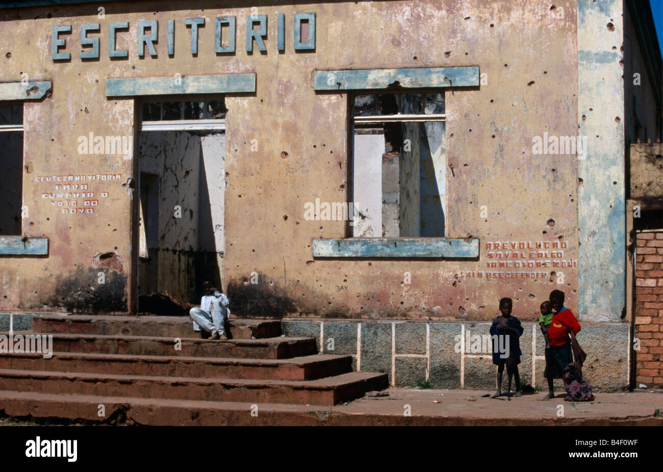 Homeless children in war-ravaged Angola Stock Photo - Alamy