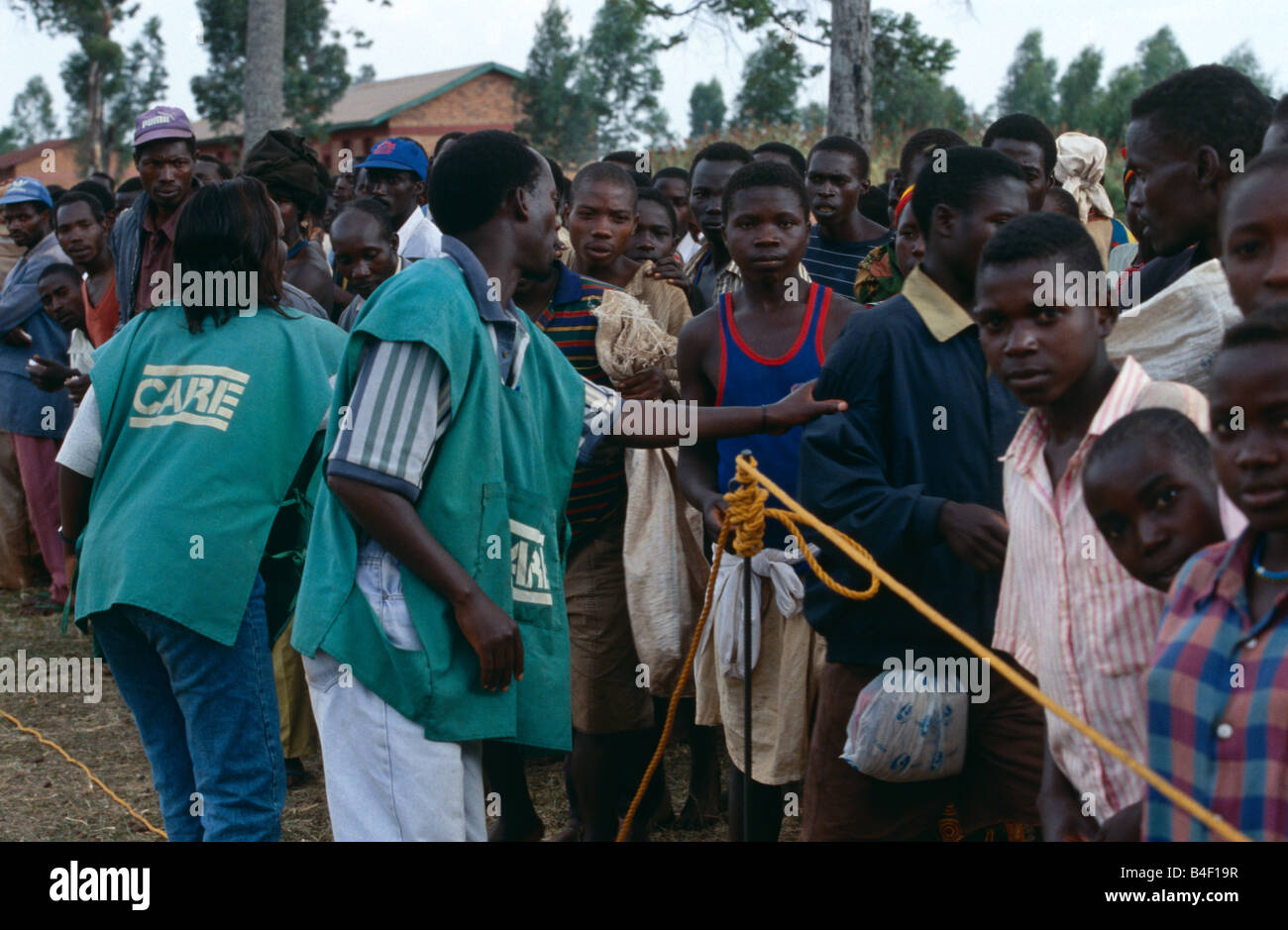Food distribution relief aid workers hi-res stock photography and ...