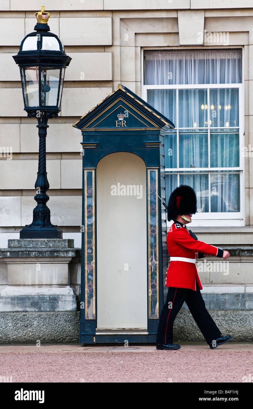 Queen queens guard hi-res stock photography and images - Alamy