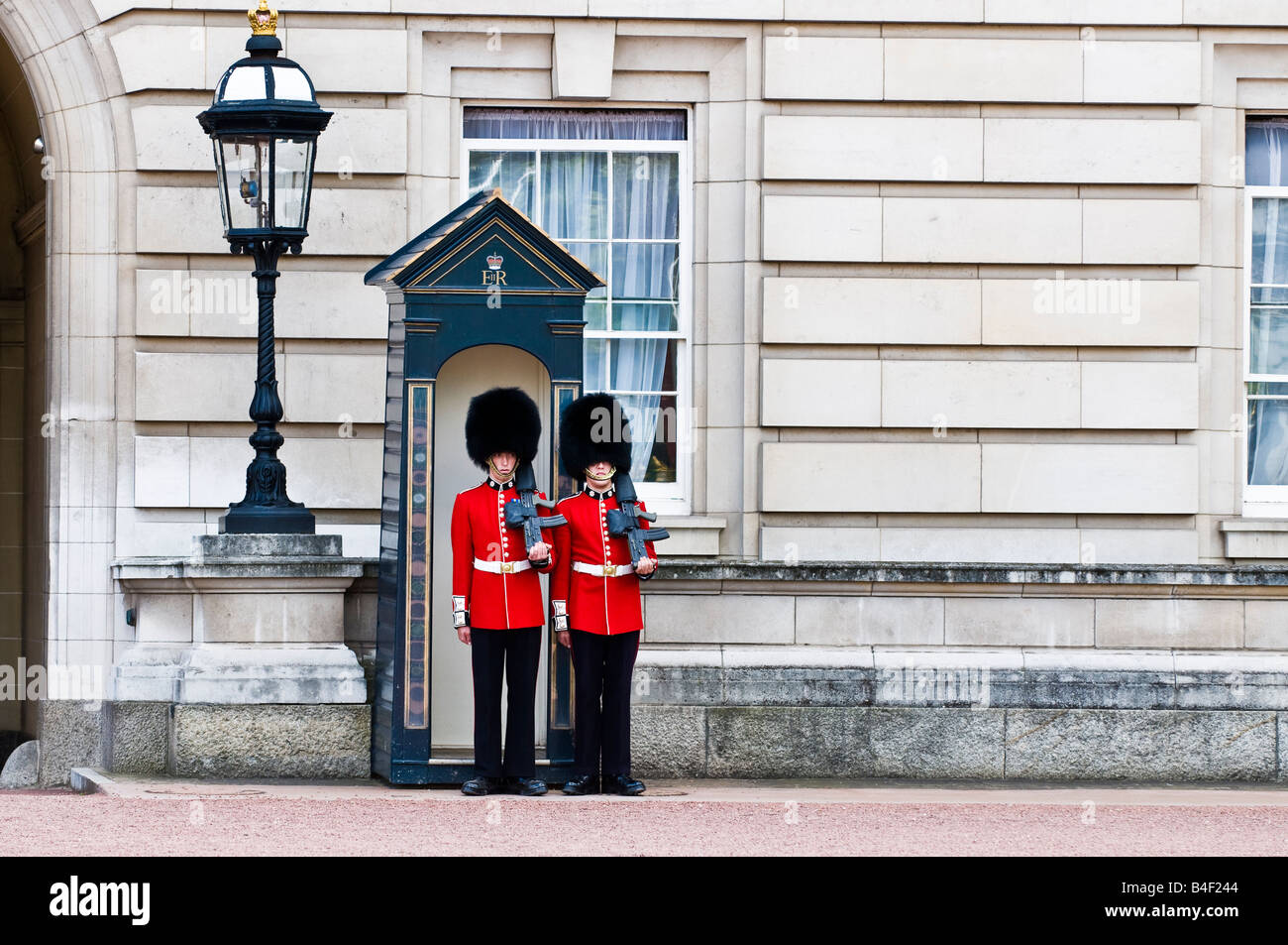 Buckingham palace guards hi-res stock photography and images - Alamy