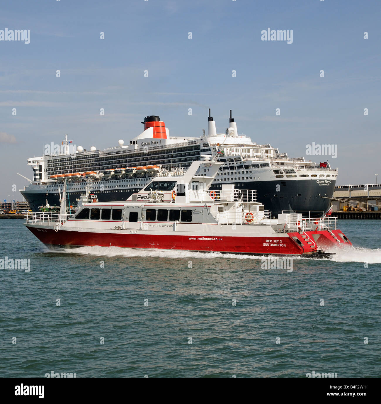 Port of Southampton England UK Queen Mary 2 and Red Jet 2 an Isle of ...