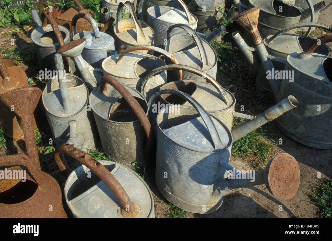 Antique watering cans hi-res stock photography and images - Alamy