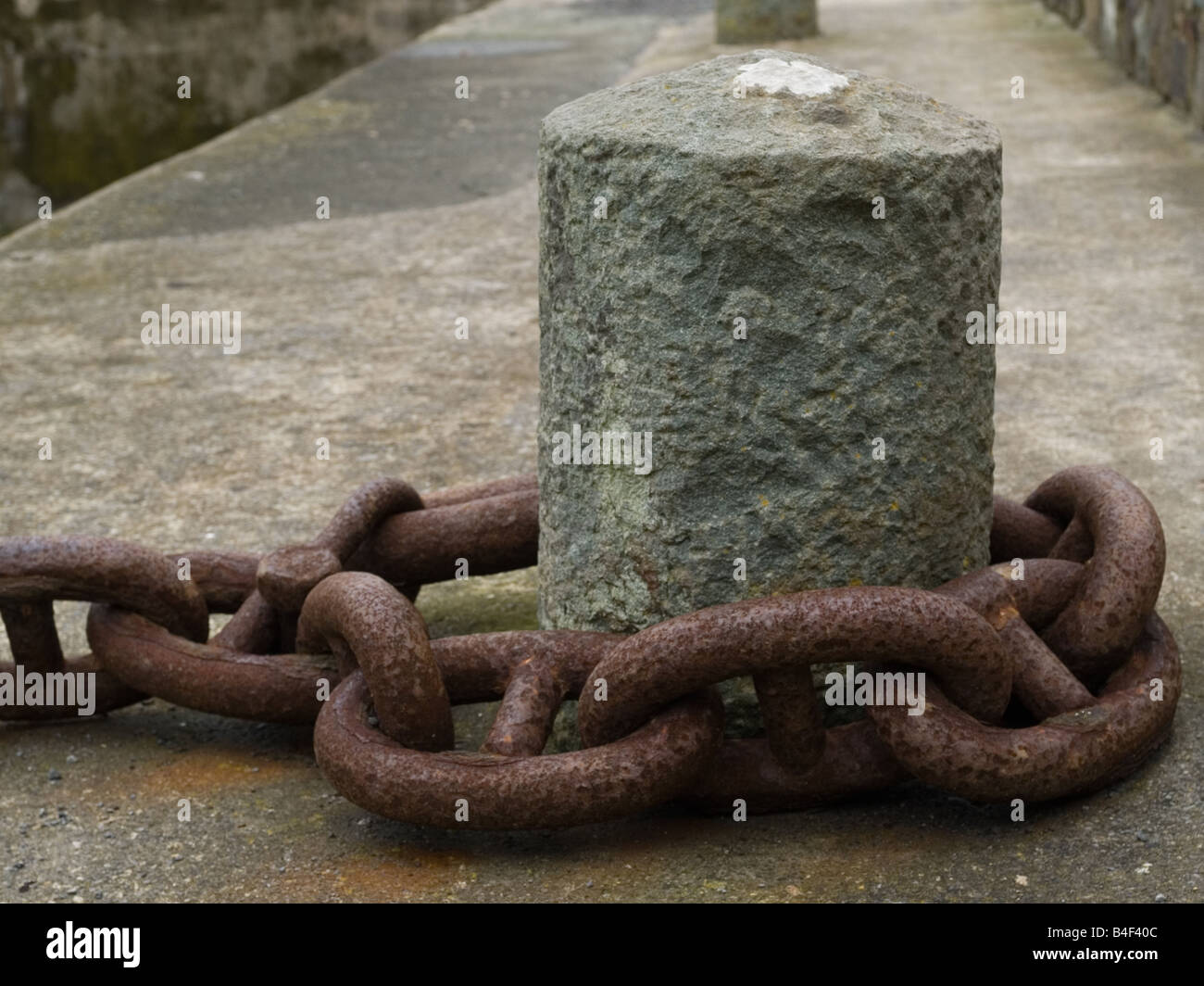 chain on quayside Stock Photo - Alamy