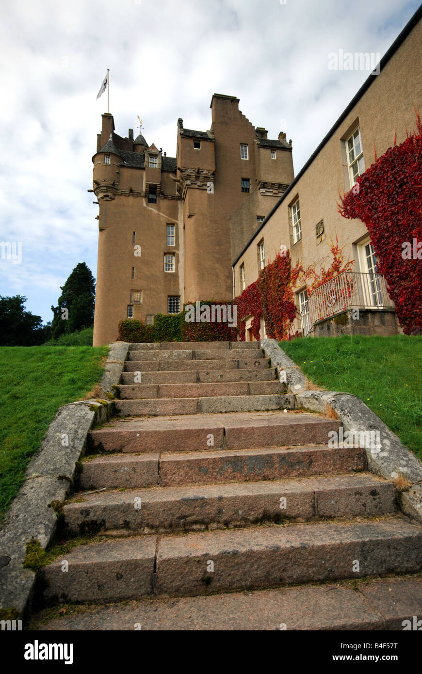 Best preserved castles hi-res stock photography and images - Alamy