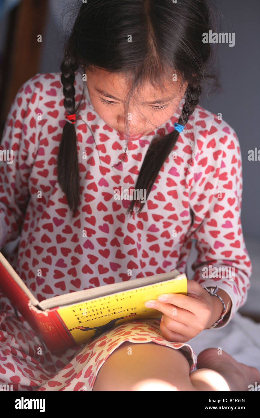 Chinese girl reading books hi-res stock photography and images - Alamy
