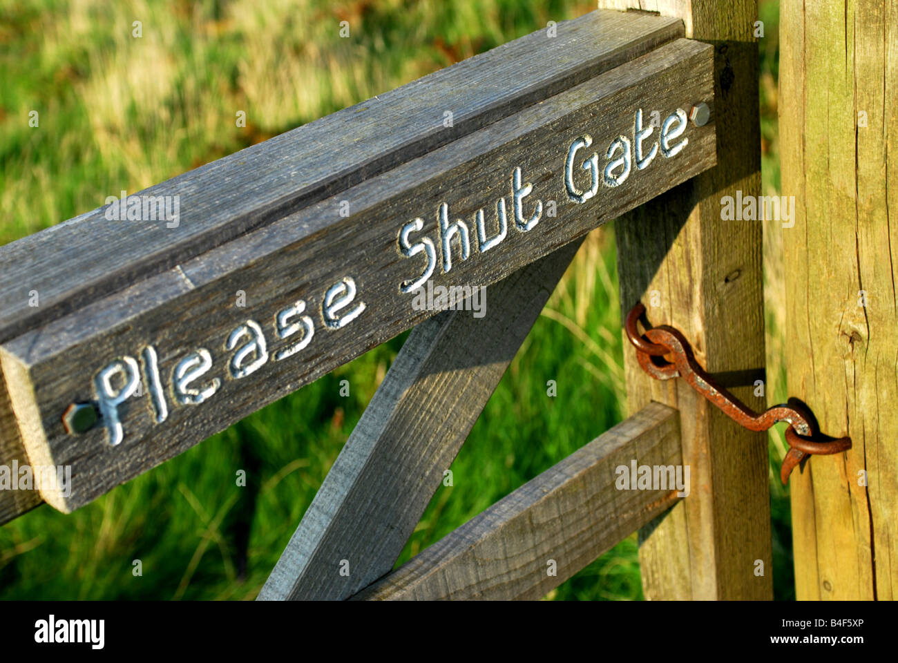 Please shut the gate hi-res stock photography and images - Alamy