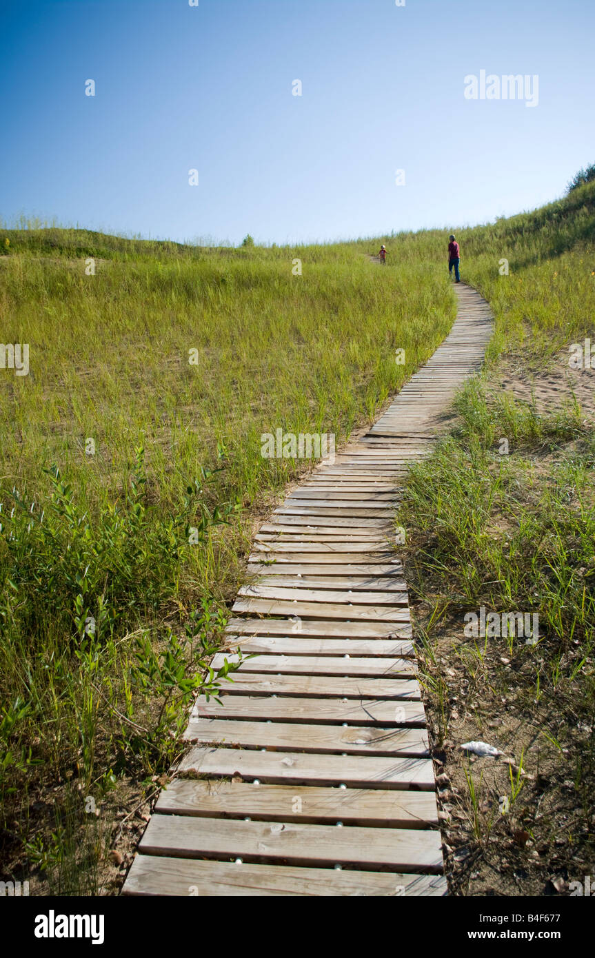 Mother daughter walking sand dunes hi-res stock photography and images ...
