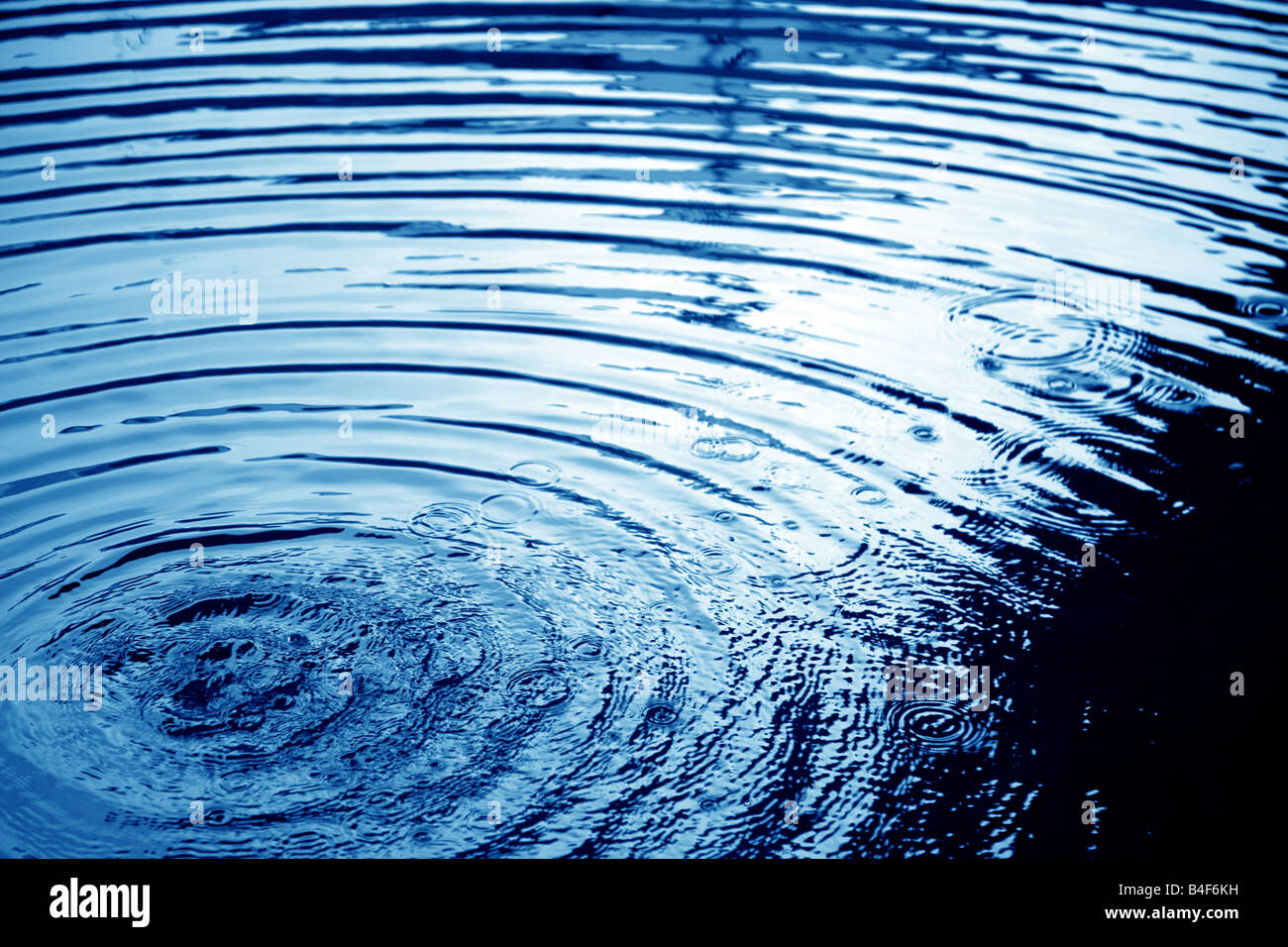 ripples on the water from water drops Stock Photo - Alamy