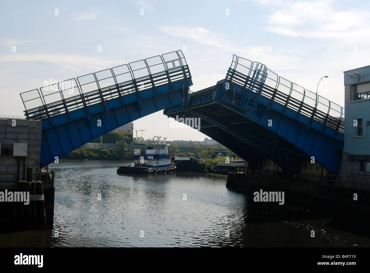 Open draw bridge hi-res stock photography and images - Alamy