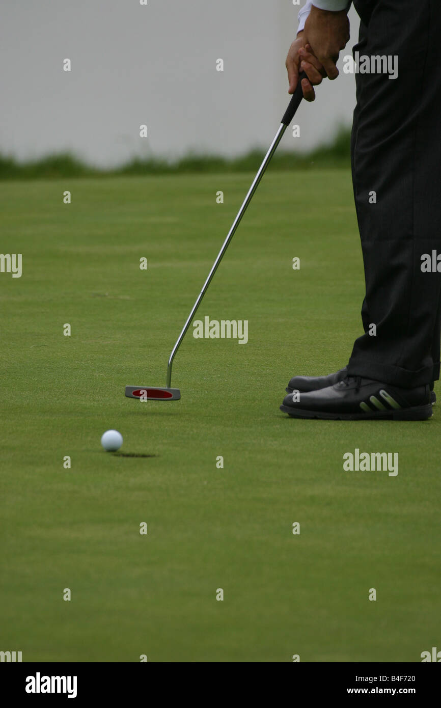 Golfer putting on a green Stock Photo - Alamy