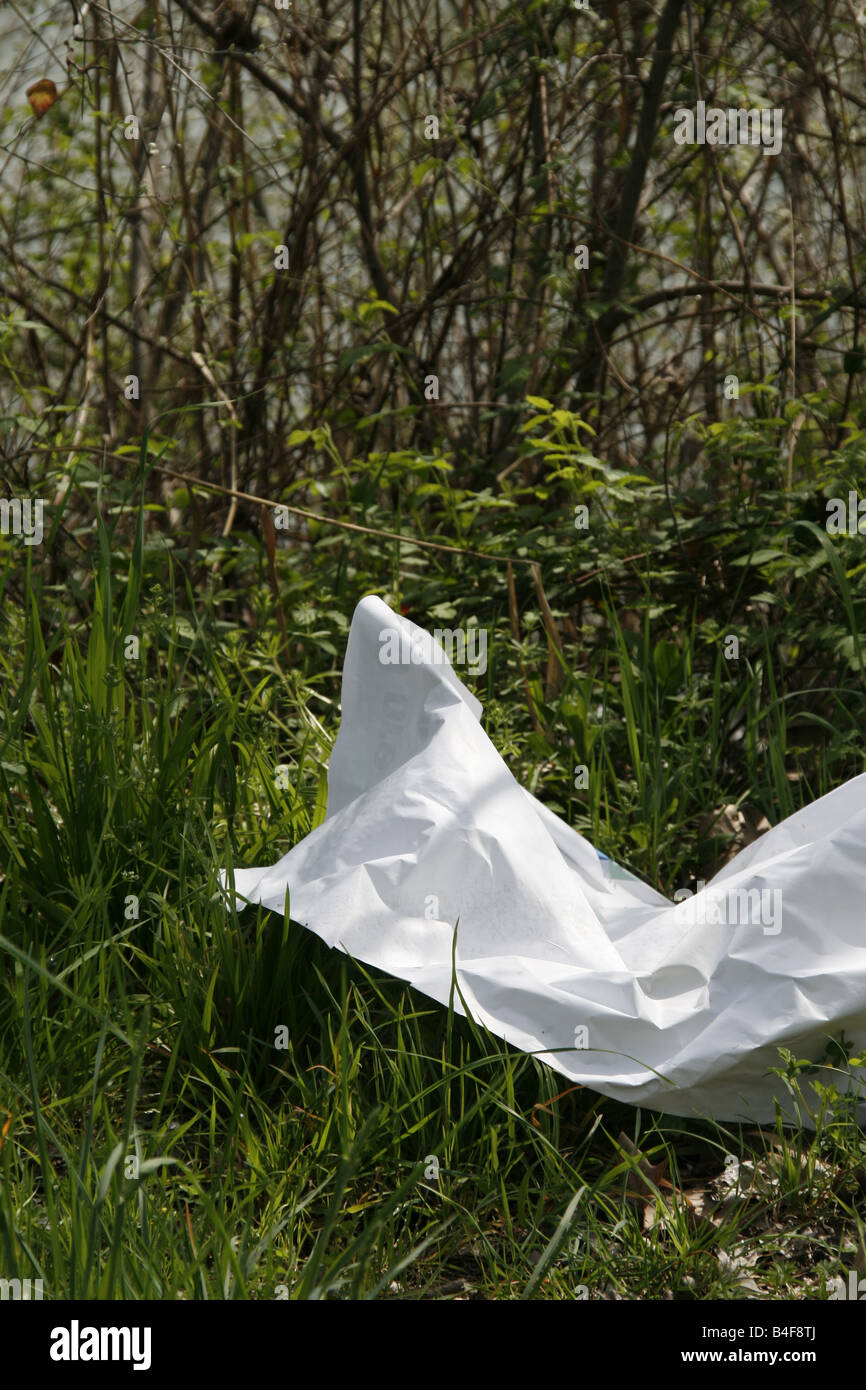 paper litter rubbish in field park in countryside Stock Photo - Alamy
