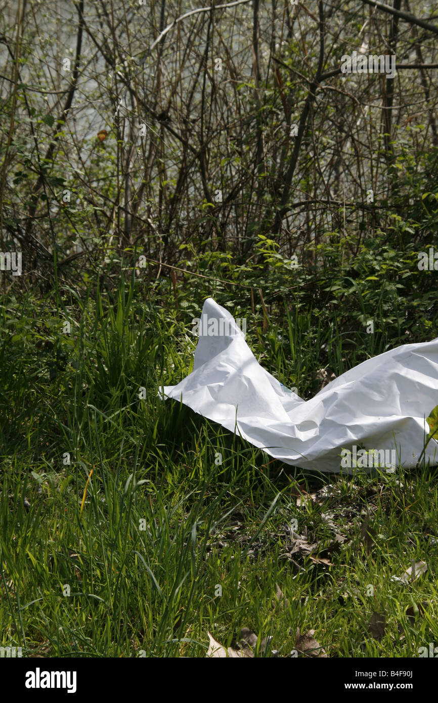 paper litter rubbish in field park in countryside Stock Photo - Alamy