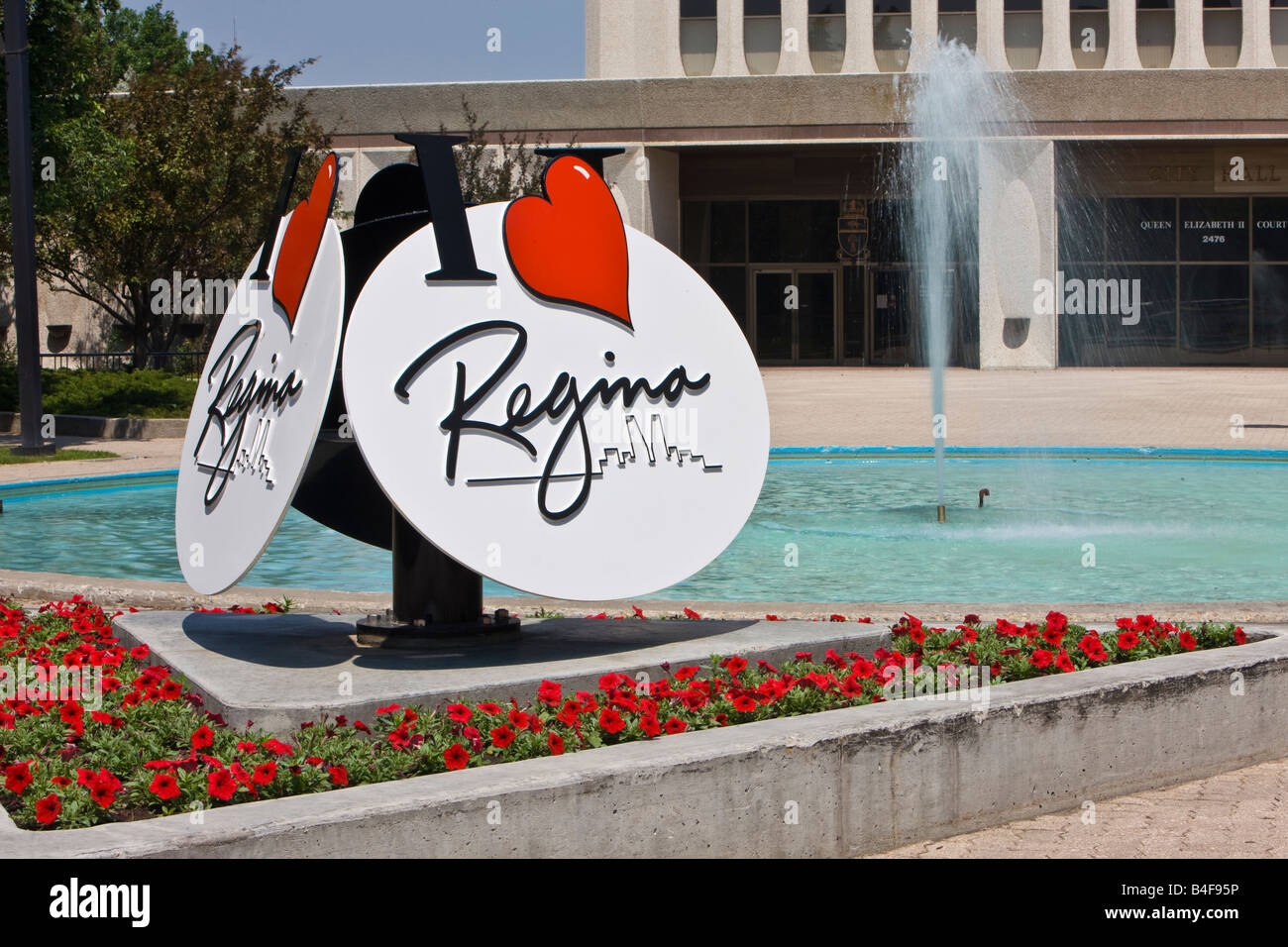 City Hall building and fountain in Queen Elizabeth II Court, City of ...