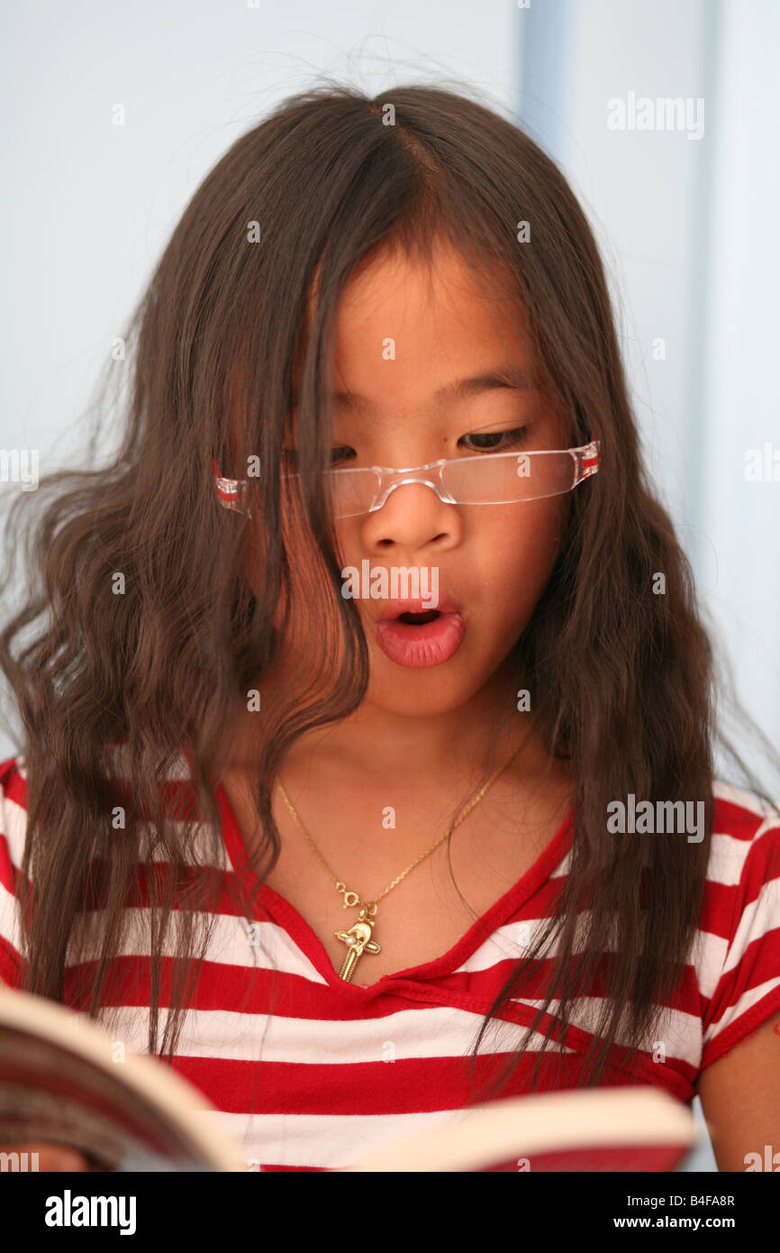 Chinese girl reading books hi-res stock photography and images - Alamy
