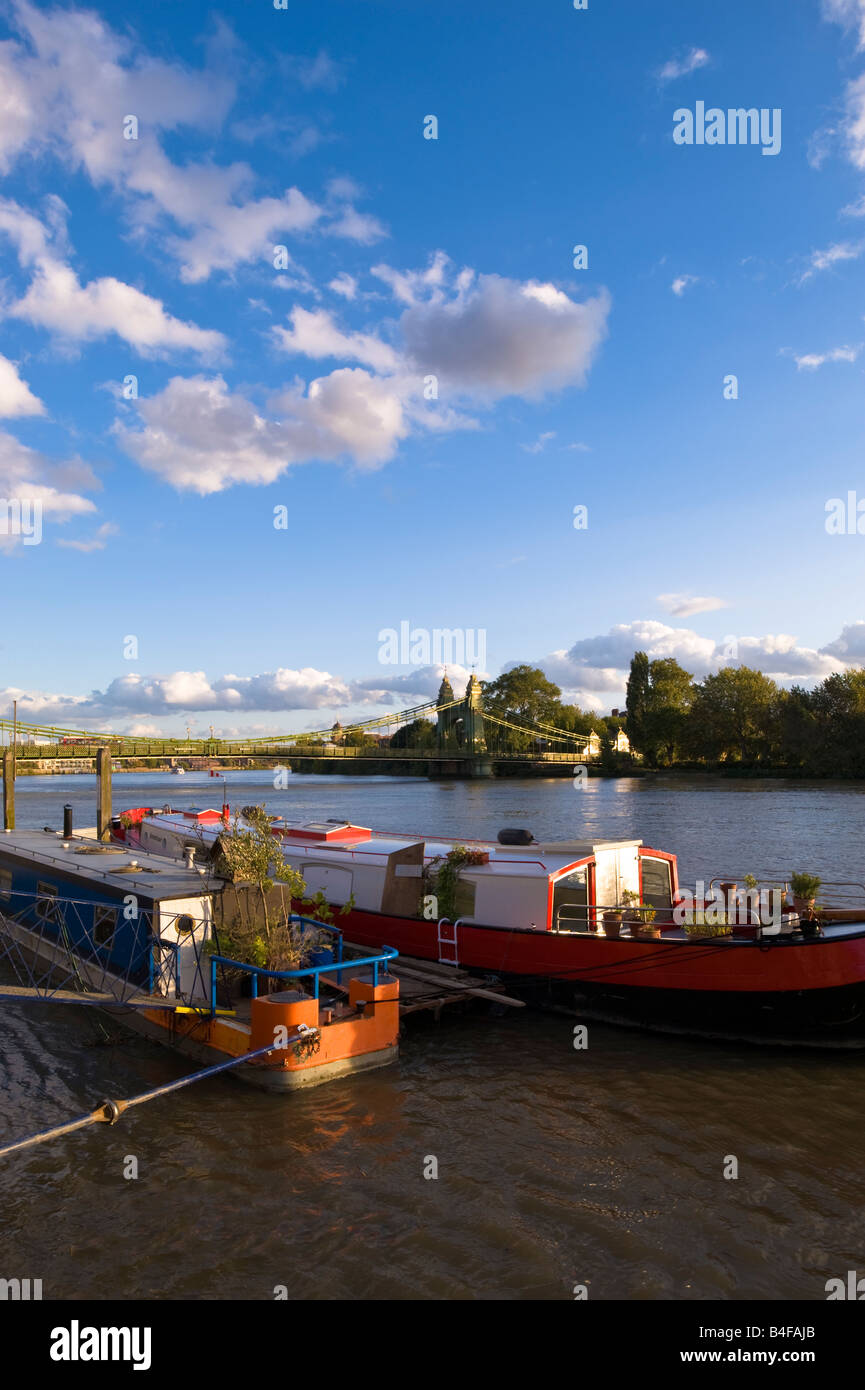 Thames houseboat hi-res stock photography and images - Alamy