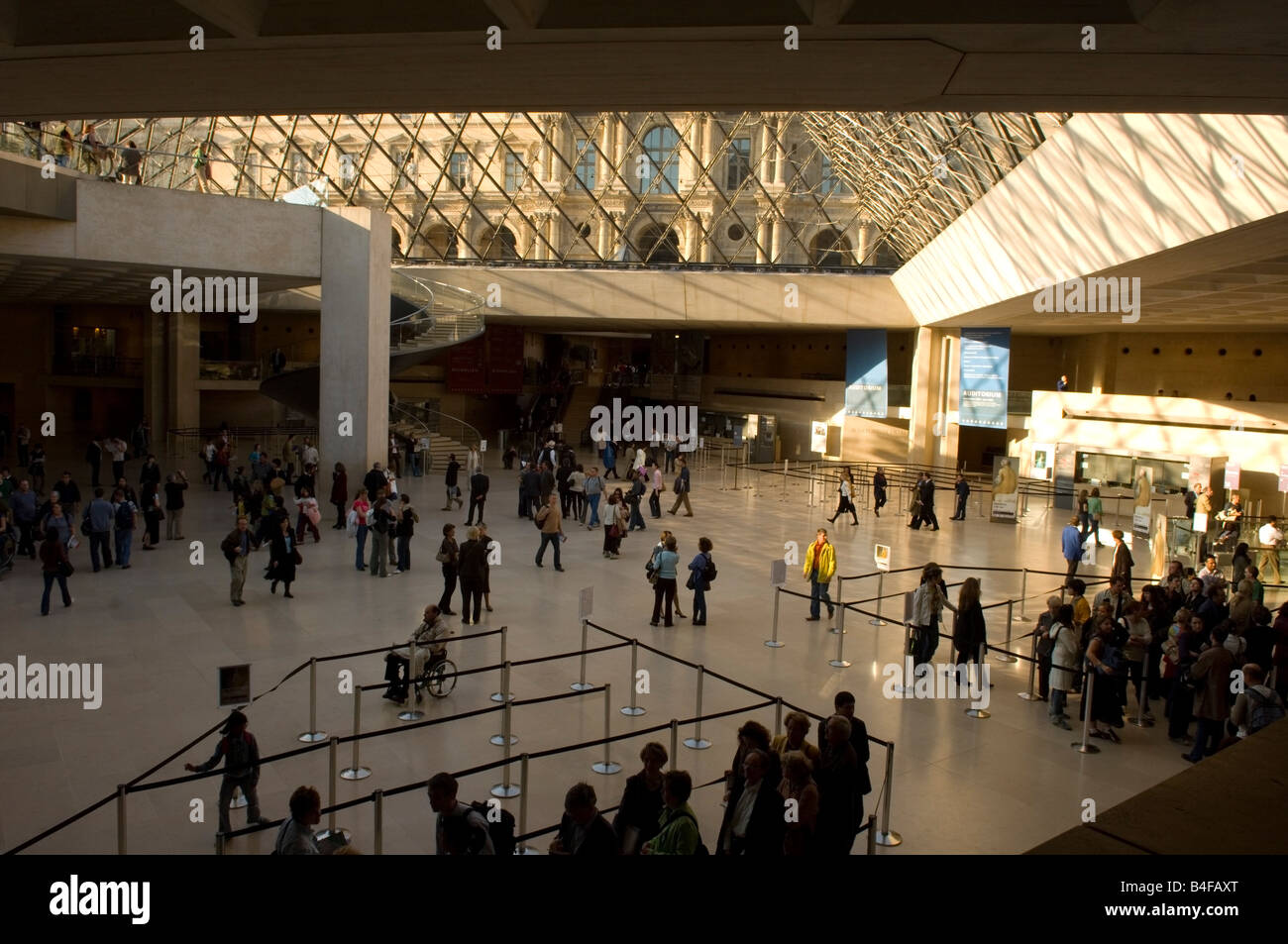 Louvre museum main entrance paris hi-res stock photography and images ...