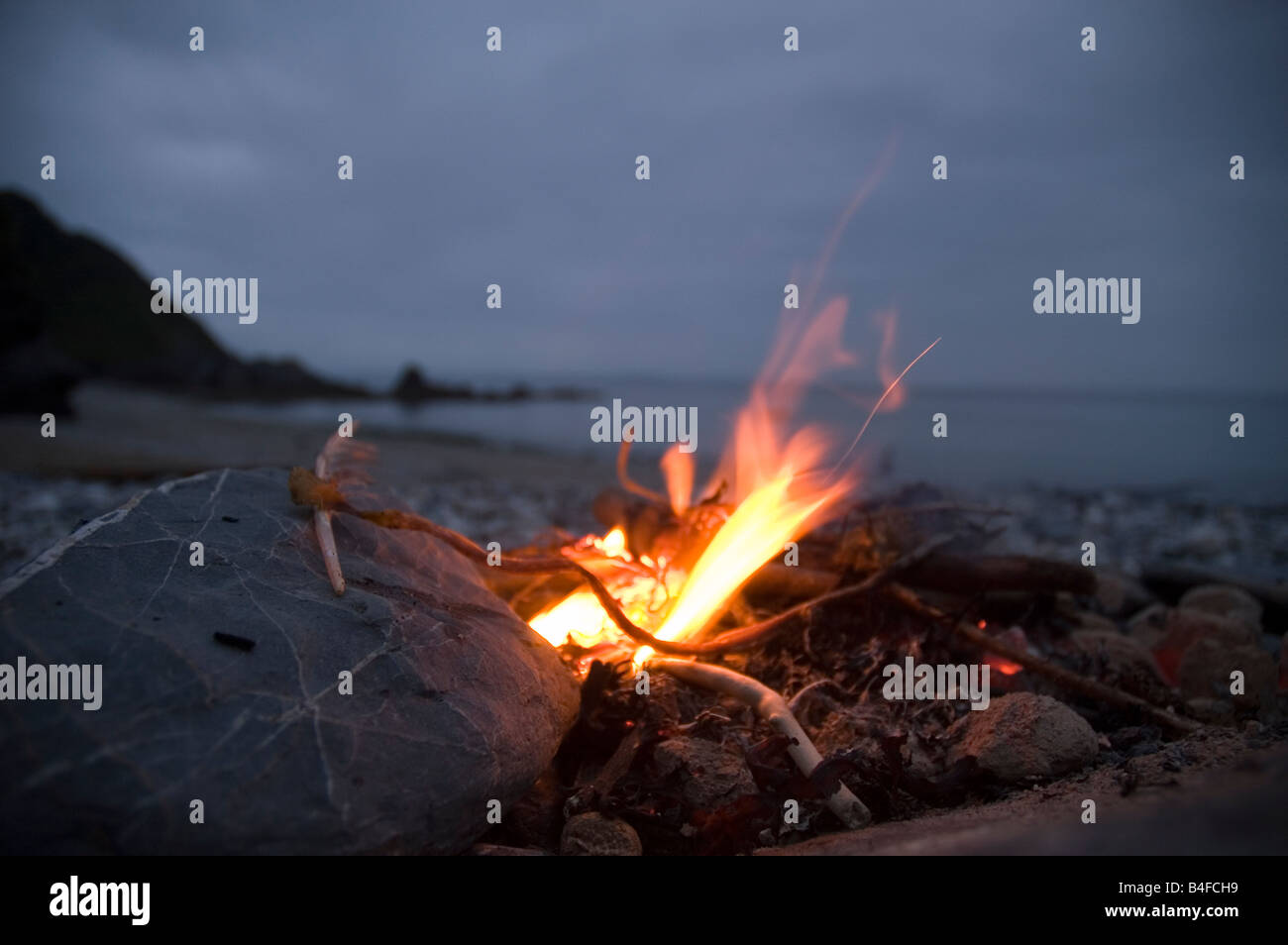 Camp fire beach hi-res stock photography and images - Alamy