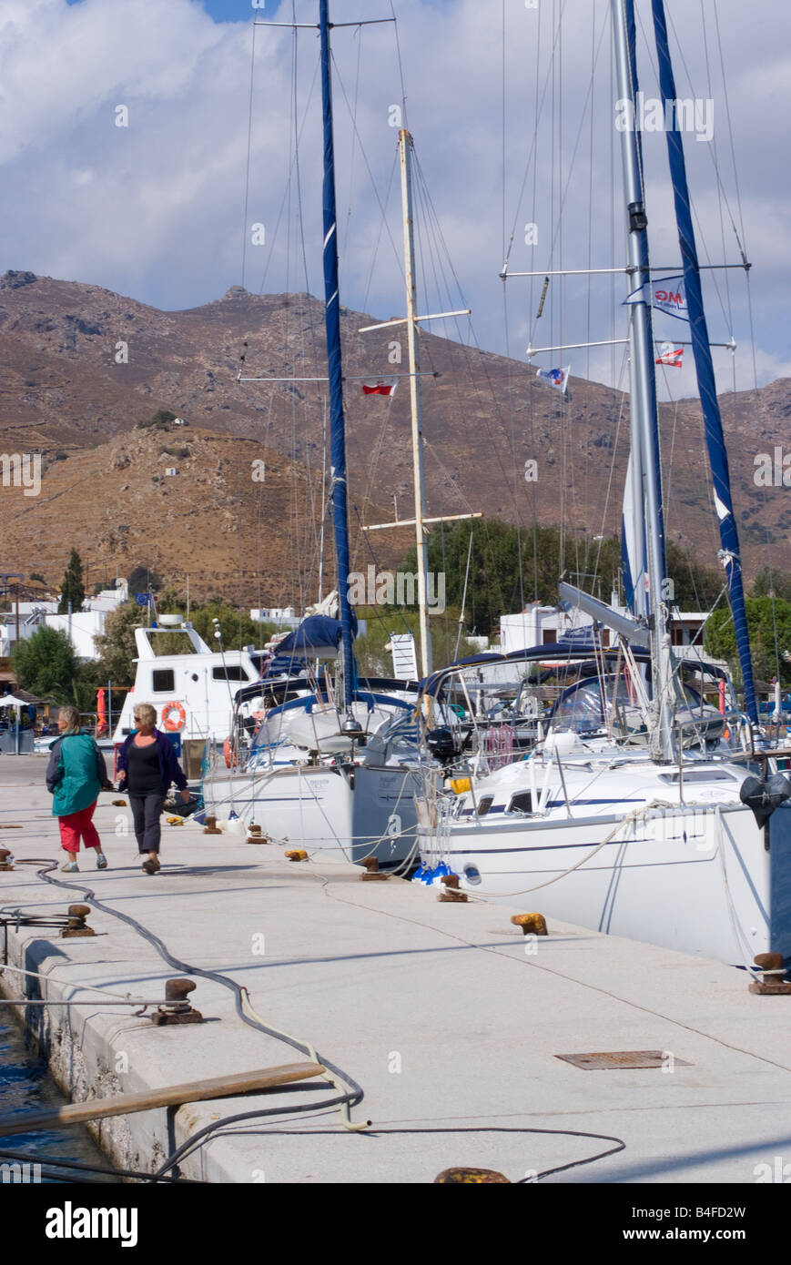 Yachts and boats tied up hi-res stock photography and images - Alamy