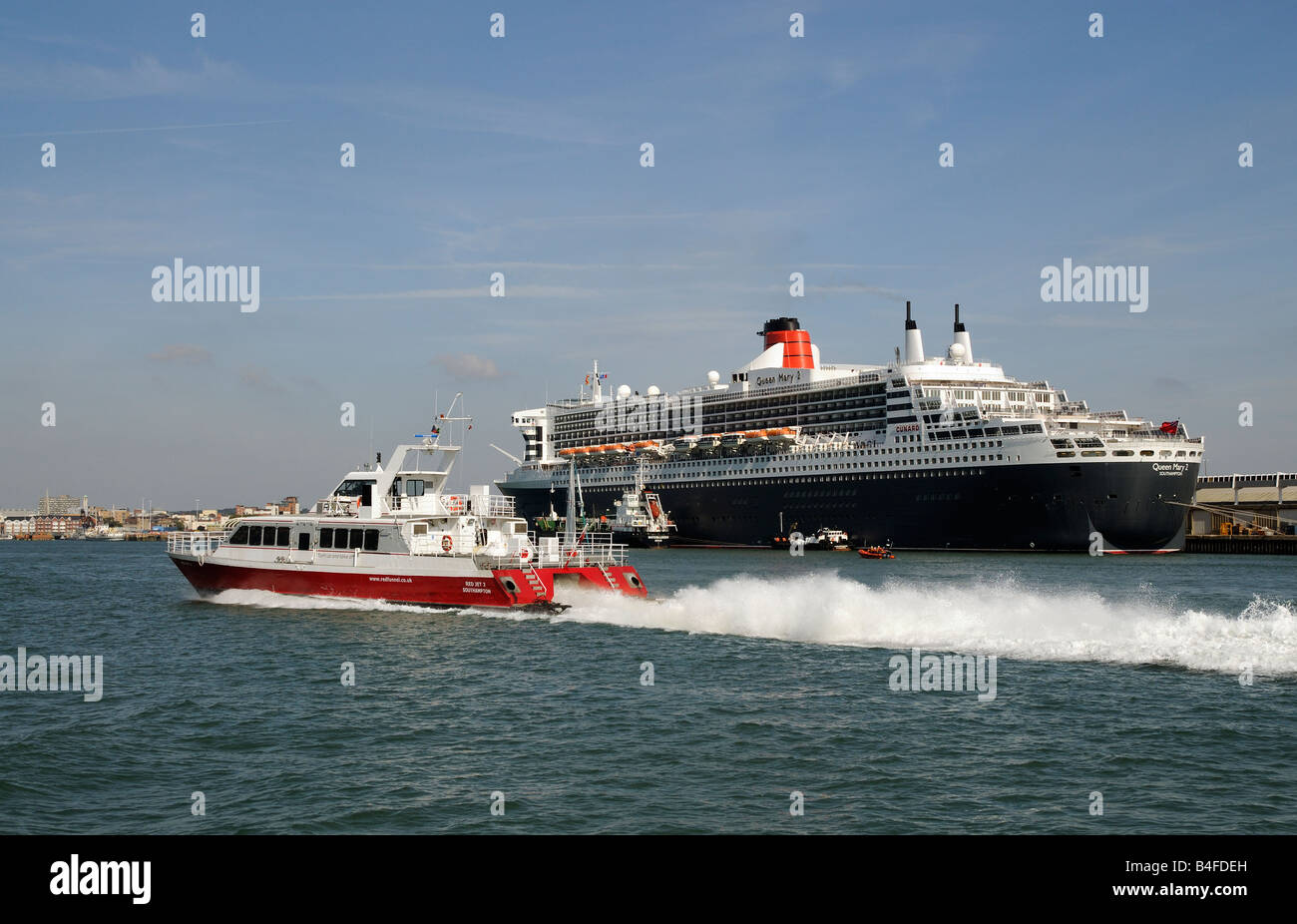 Port of Southampton England UK Queen Mary 2 and Red Jet 2 an Isle of ...
