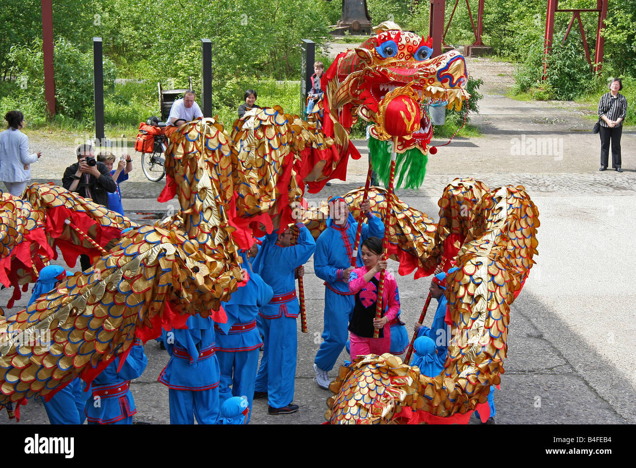 dragon dance performers - dragon and audience Stock Photo - Alamy