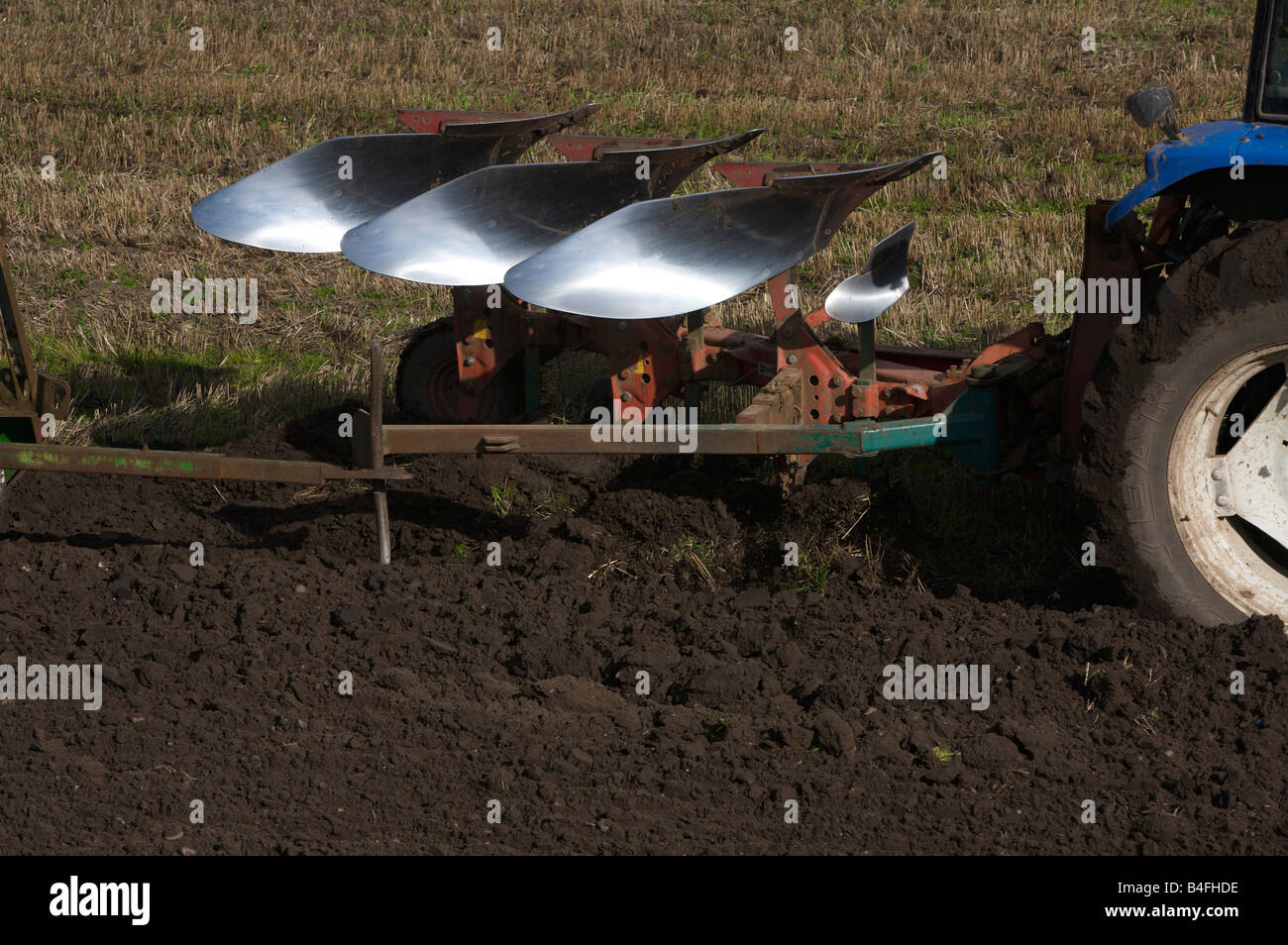 Kverneland 3 furrow reversible plough, ploughing up a stubble fieild to ...