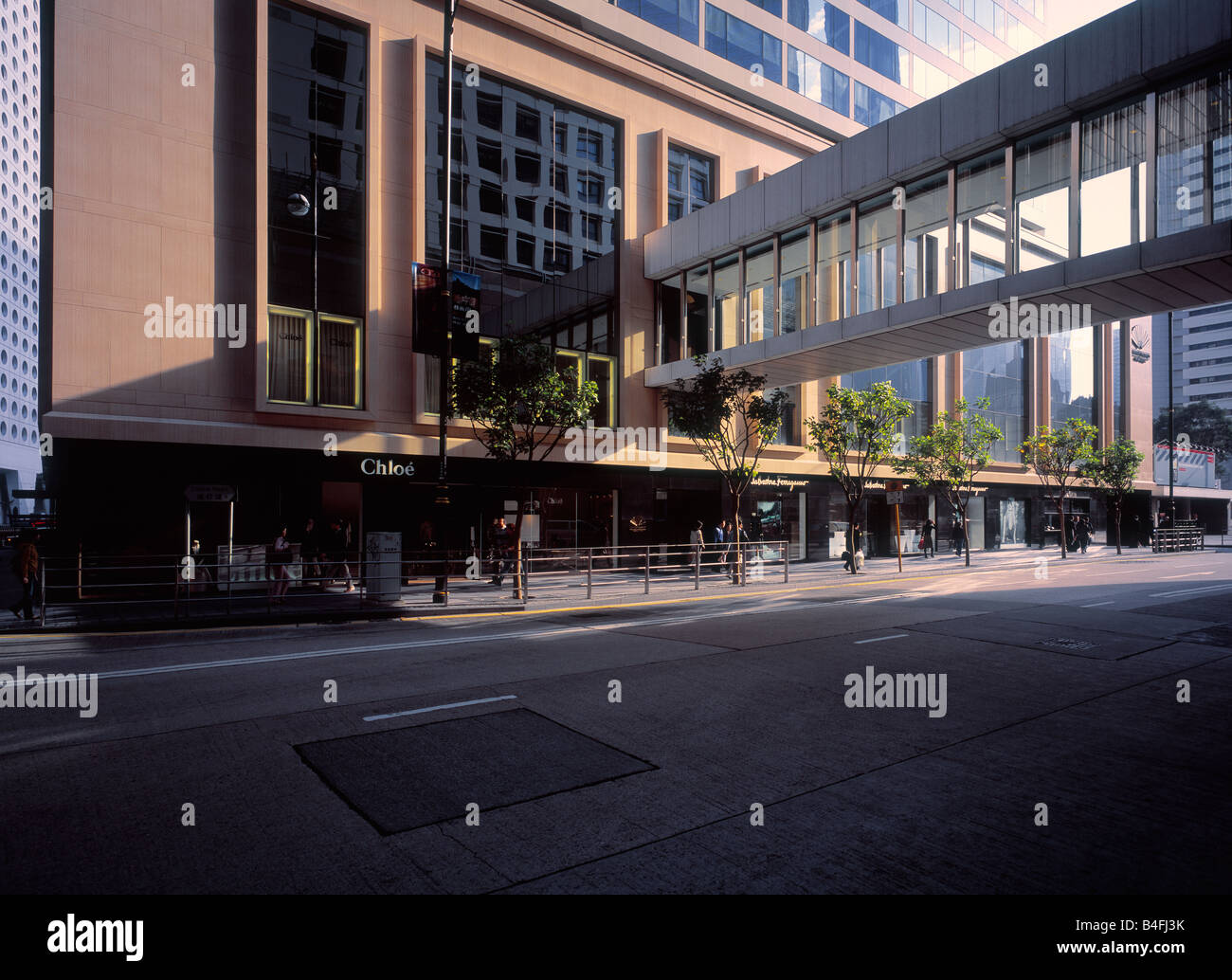 Shopping street with walkway in the Central District of Hong Kong ...