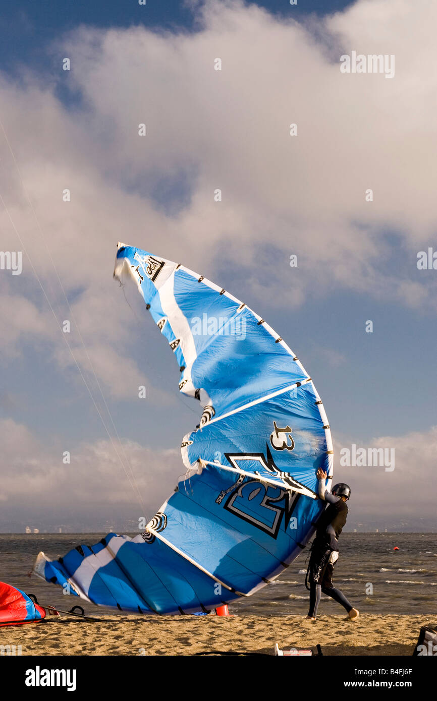 Kite surfer struggling with kite apparatus Stock Photo - Alamy