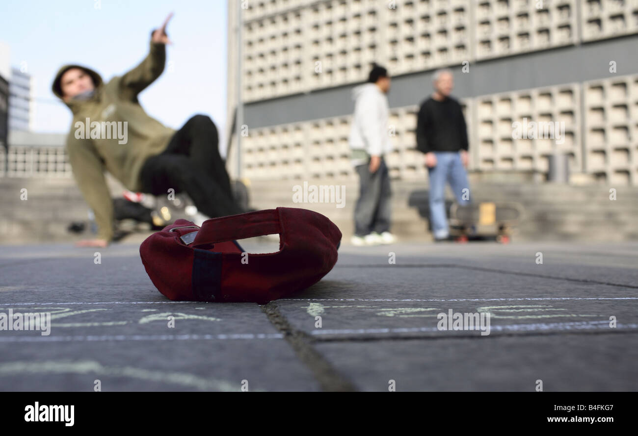 Berlin street scene people dancing hi-res stock photography and images ...