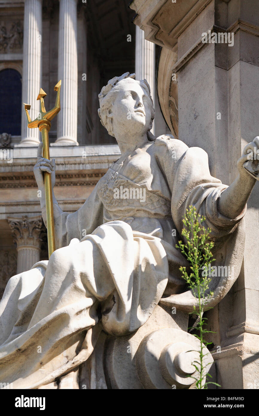Statue outside st pauls cathedral hi-res stock photography and images ...