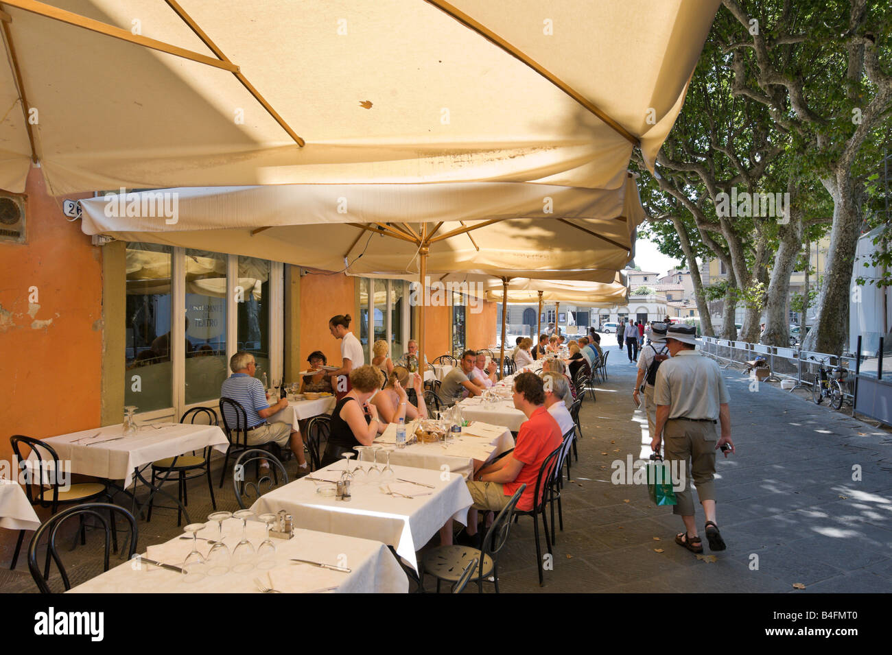 Restaurant, Piazza Napoleone, Lucca, Tuscany, Italy Stock Photo - Alamy