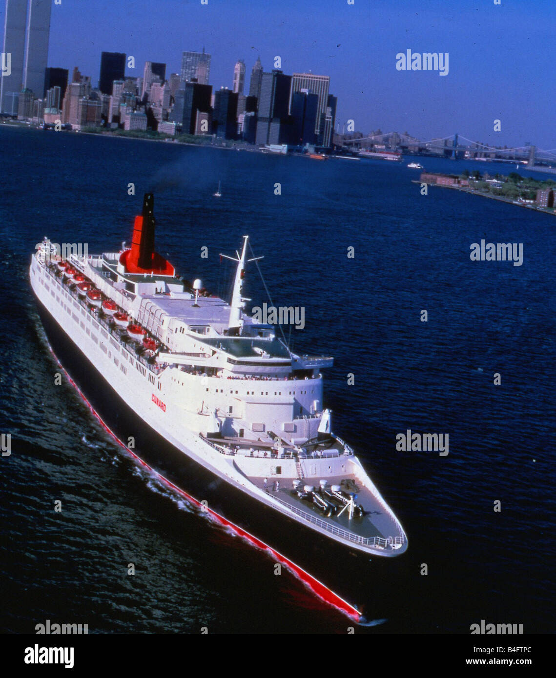 Queen elizabeth ii ship new york hi-res stock photography and images ...
