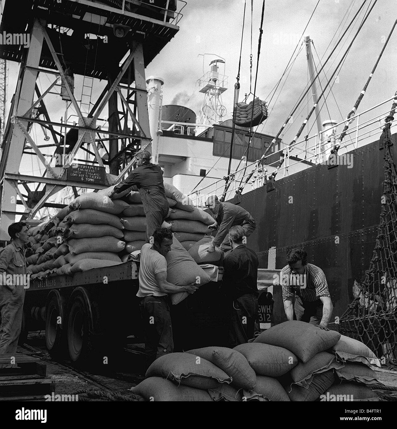 Liverpool docks 1960s hi-res stock photography and images - Alamy