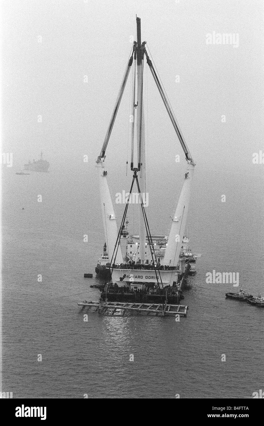 Raising The Mary Rose October 1982 The Salavage Barge lifting King ...