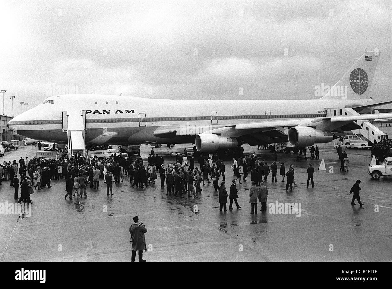 The First Boeing 747 to land at Heathrow Airport Jan 1970 Airport and ...