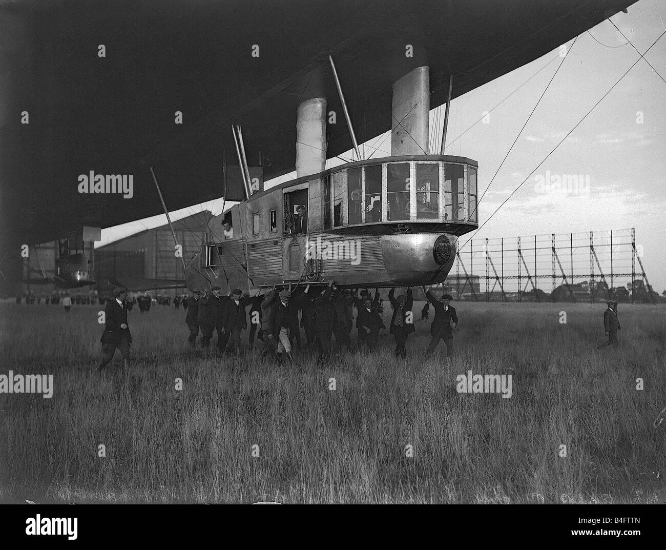 R33 airship hi-res stock photography and images - Alamy