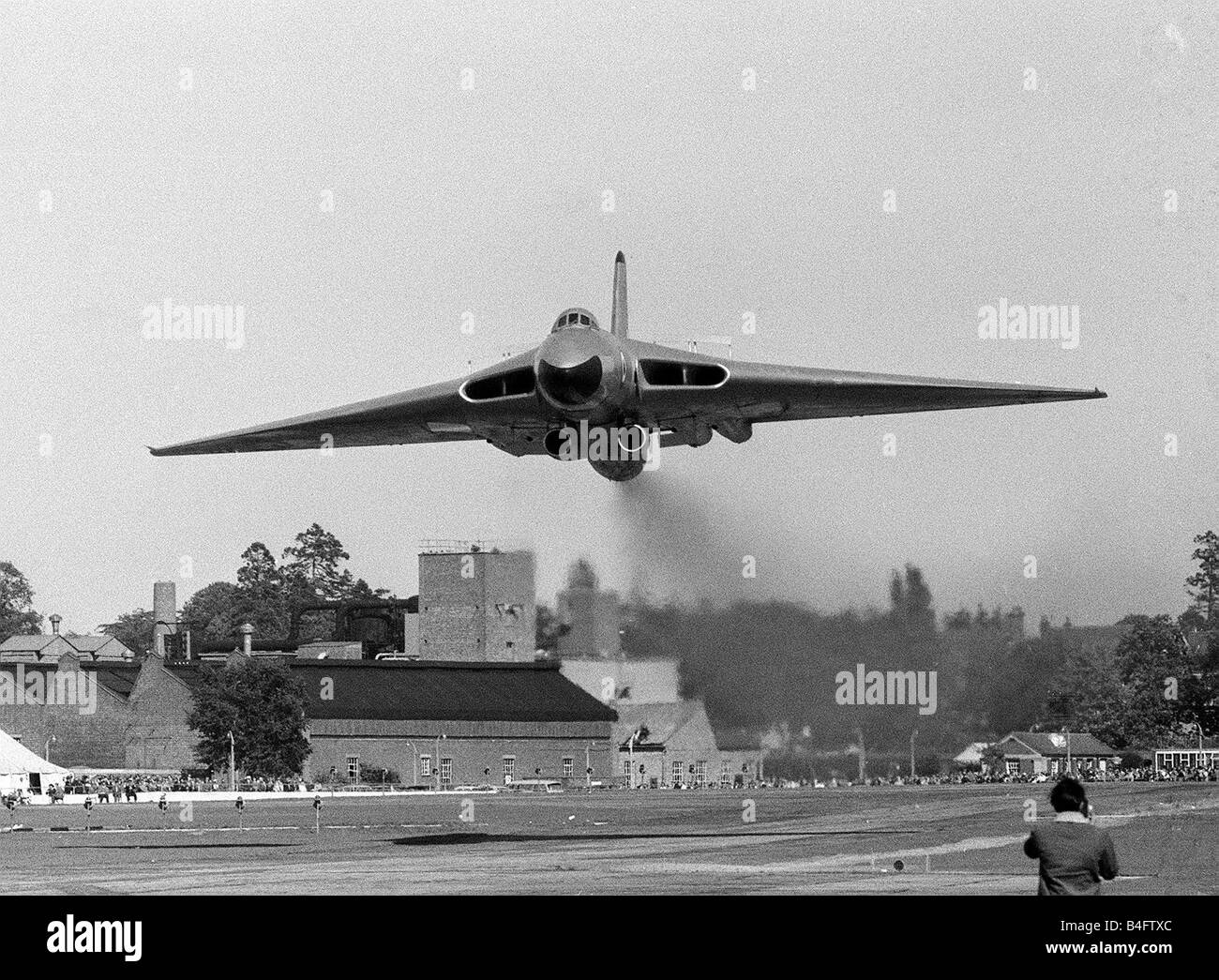 Aircraft AVRO Vulcan Olympus Test Bed flies in at full power and low ...